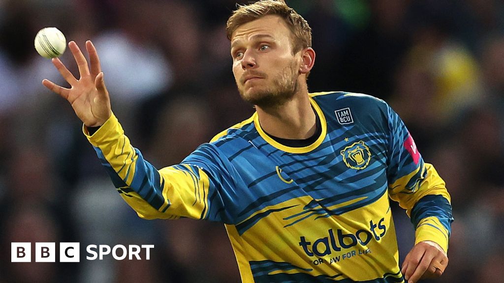 Danny Briggs: Warwickshire spin bowler to have knee surgery - BBC Sport