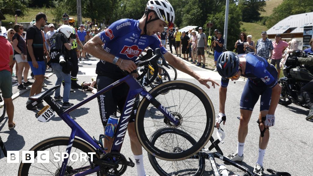 Tour de France 2023: Fan taking selfie causes crash on stage 15 - BBC Sport