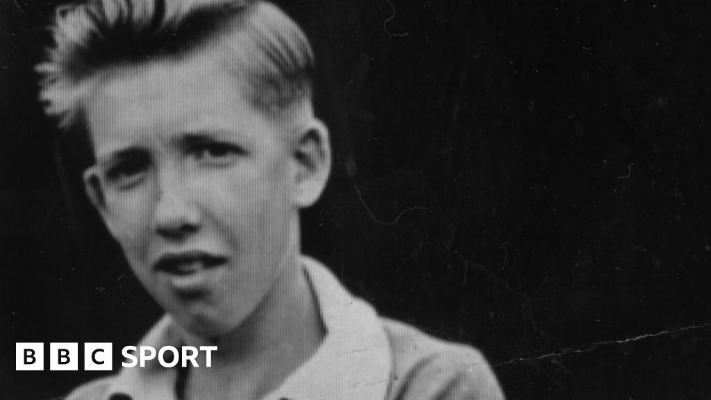 Ken Roberts: Wrexham's record youngest player dies aged 84 - BBC Sport