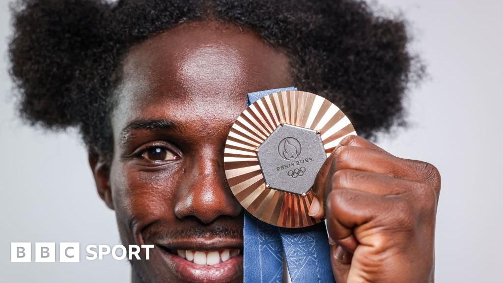 David de Pina: Boxer with 'Mickey Mouse' hairstyle on winning Cape Verde's first Olympic medal ...