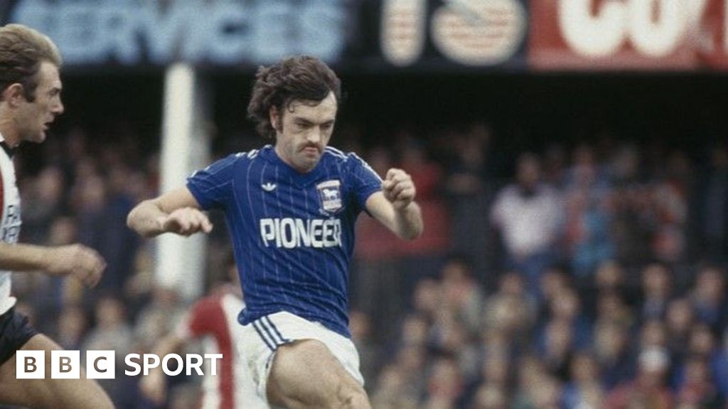 Ipswich news: Former defender Wark gives combined starting XI - BBC Sport