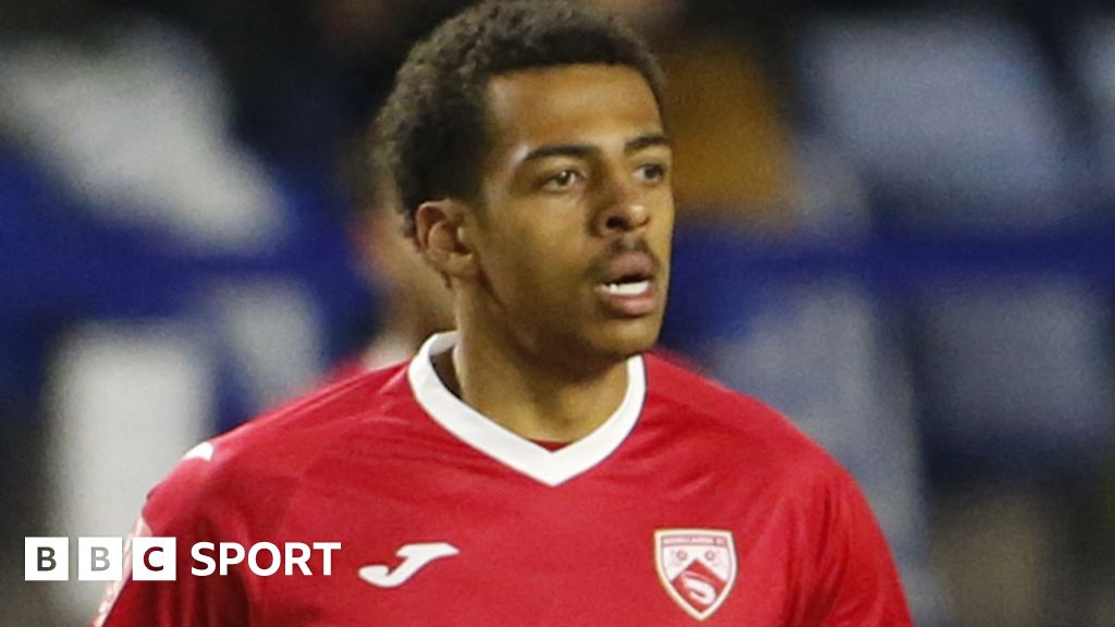 Yanic Wildschut and Caleb Watts: Exeter City sign free-agents on short ...