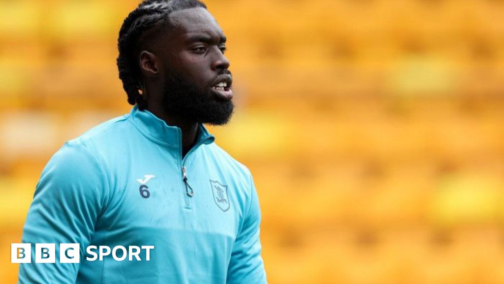 Martindale sacrifices attackers in two changes - BBC Sport