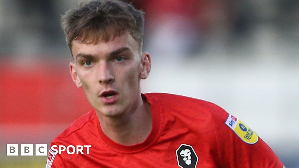 Adam Porter: Truro City sign Salford City midfielder on loan - BBC Sport