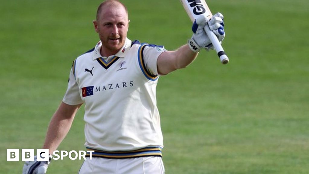 Andrew Gale: Yorkshire skipper steps down as one-day captain - BBC Sport