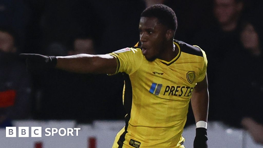 Beryly Lubala: Wycombe sign Burton Albion top scorer - BBC Sport