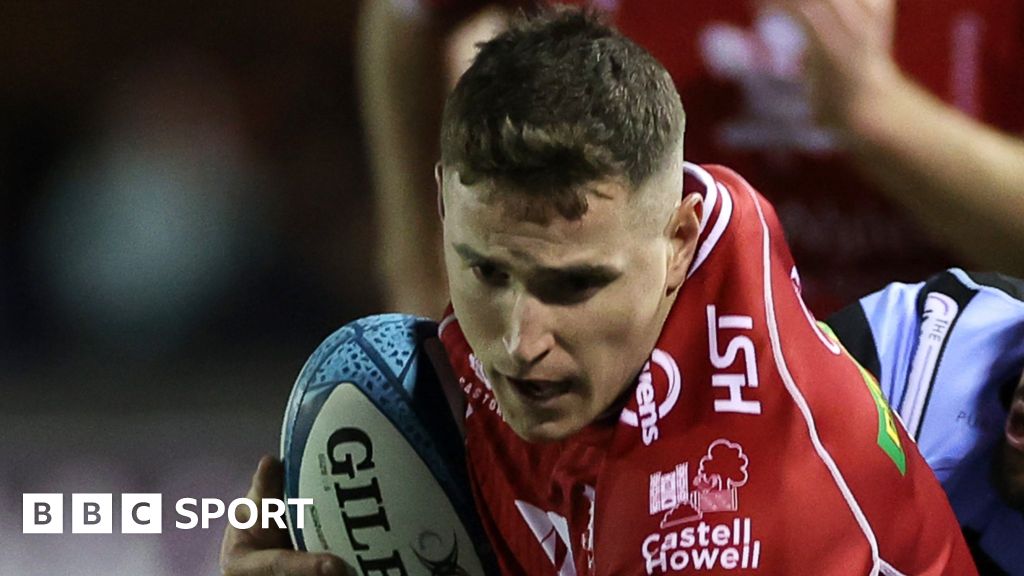 Dane Blacker: Dragons sign Wales squad scrum-half from Scarlets - BBC Sport