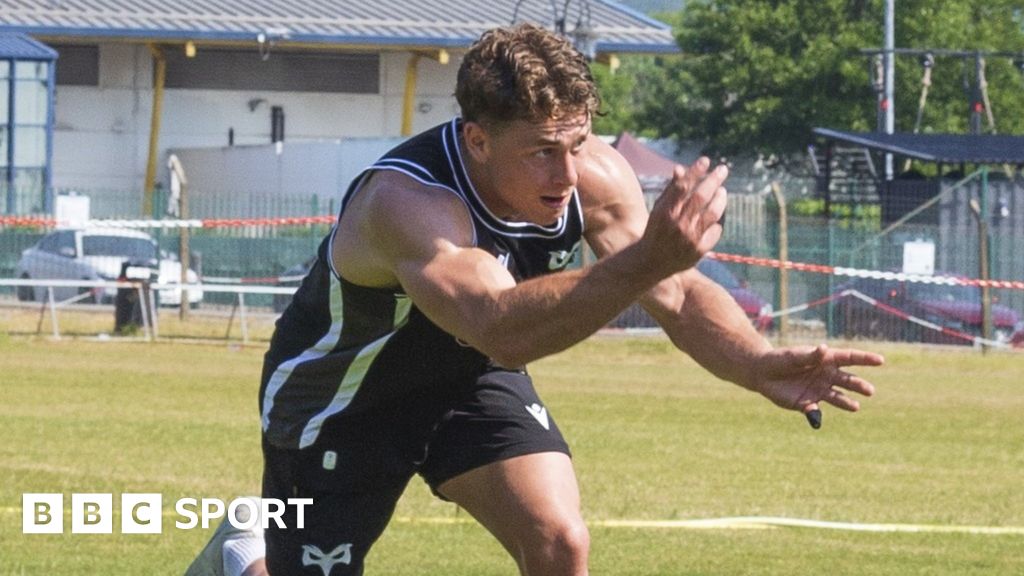 Cameron Jones: Ospreys sign ex-Glasgow and Edinburgh scrum-half - BBC Sport