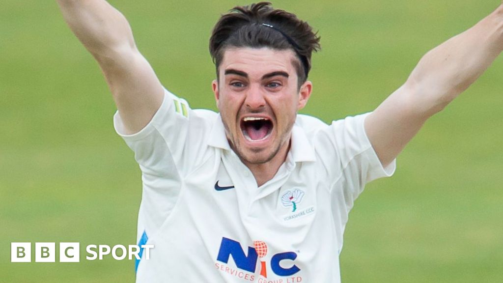Jordan Thompson: Yorkshire all-rounder extends contract - BBC Sport