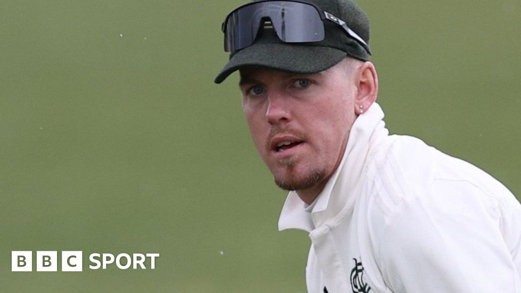 Tom Moores: Nottinghamshire wicketkeeper-batter signs new deal - BBC Sport