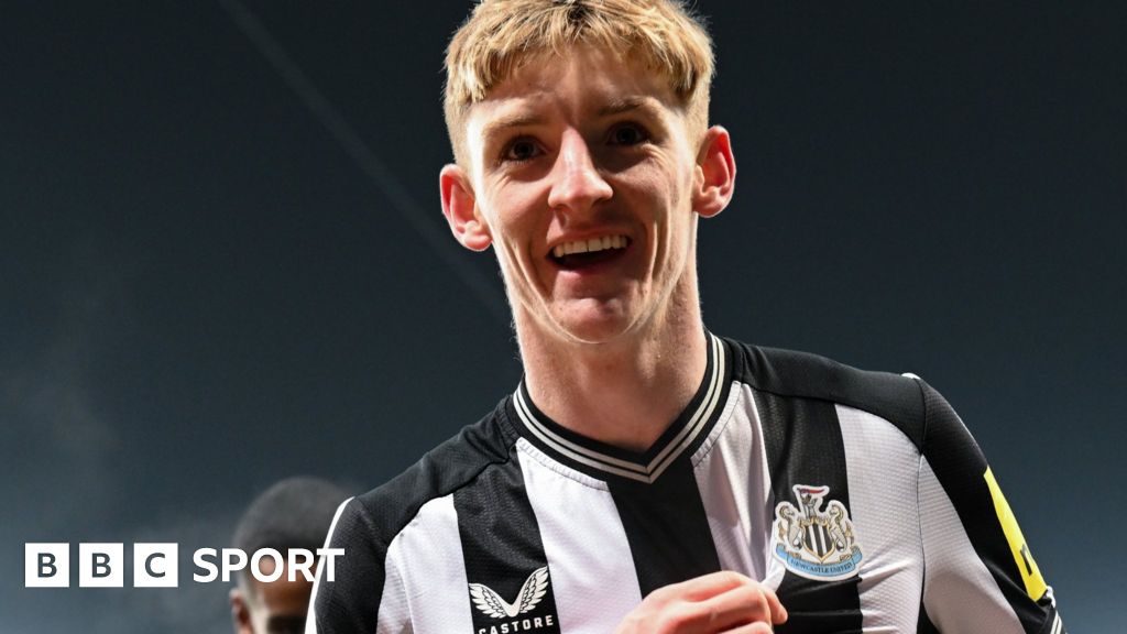 Newcastle 1-0 Man Utd: Anthony Gordon impresses in Magpies win - BBC Sport