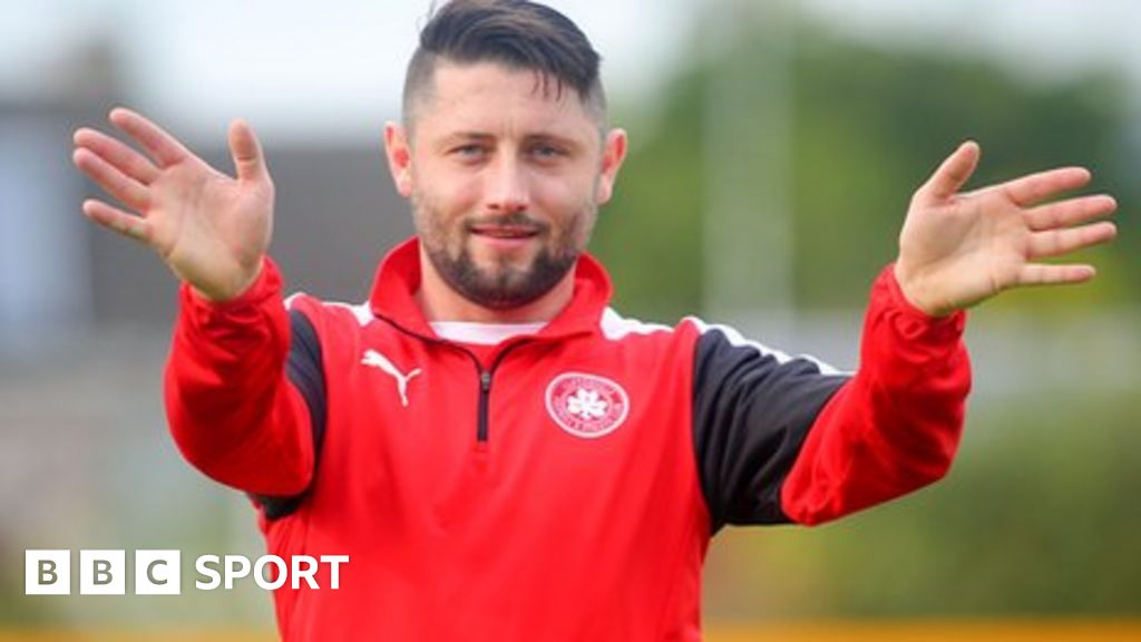 Reds striker Murray returning to Larne in loan deal - BBC Sport