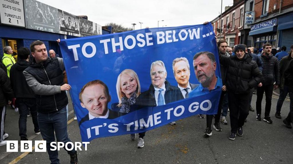 Bill Kenwright to remain at Everton despite strong protests - BBC Sport