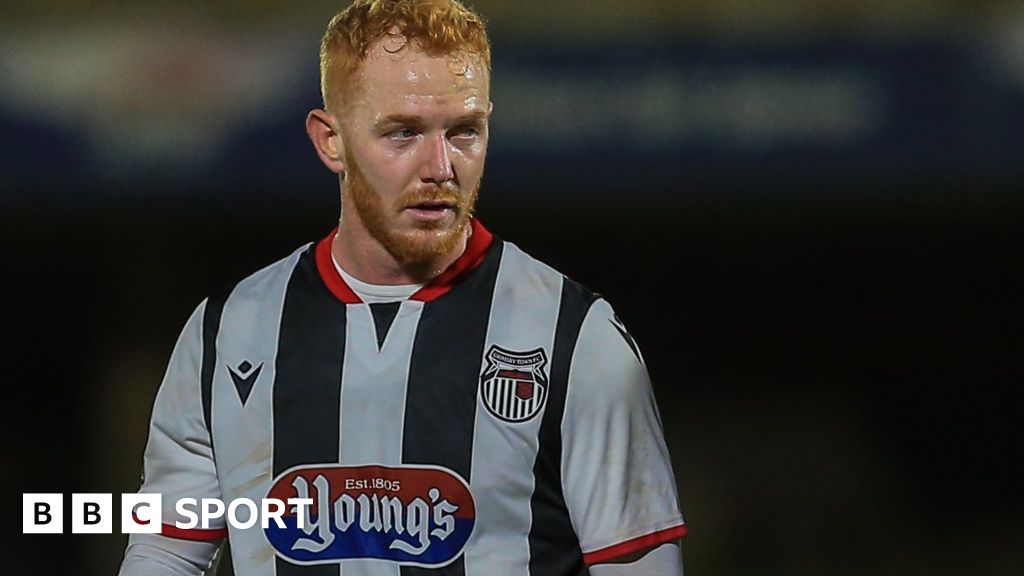 Ryan Taylor: Grimsby Town striker signs new one-year contract - BBC Sport