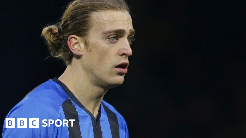 Tom Eaves: Hull City sign former Gillingham striker - BBC Sport