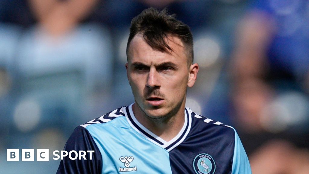 Josh Scowen: Wycombe Wanderers midfielder signs new contract - BBC Sport