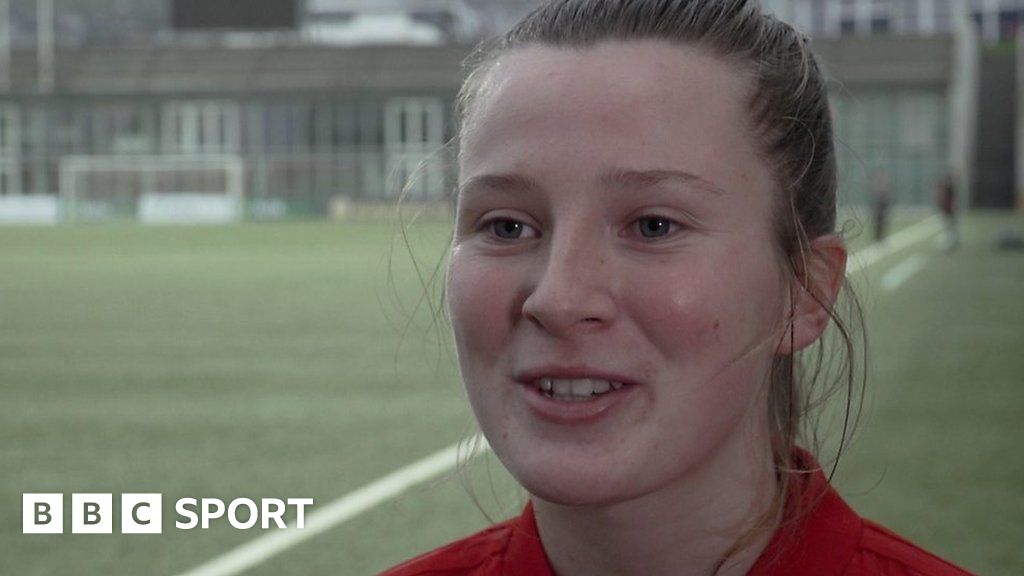 Manchester United: Wales teenager Carrie Jones joins club's academy ...