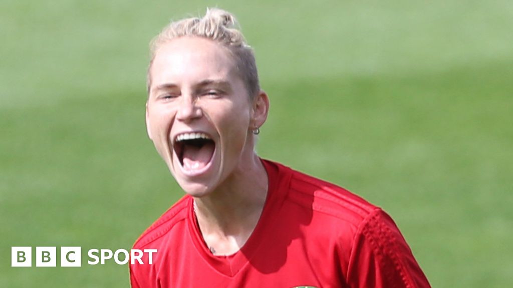 Jess Fishlock: Wales midfielder scores on Lyon home debut - BBC Sport