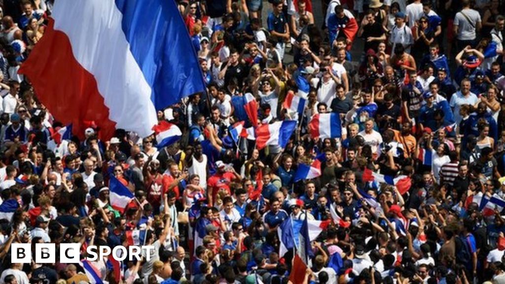 World Cup: France welcomed by hundreds of thousands of supporters - BBC ...