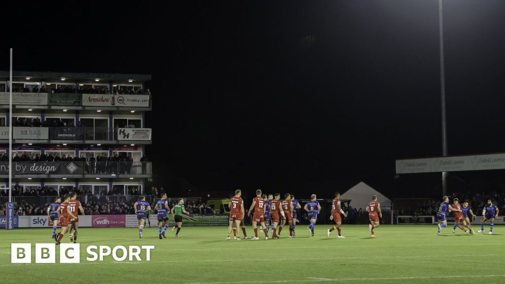 Wakefield Trinity v Huddersfield Giants: Super League match on after pitch inspection - BBC Sport