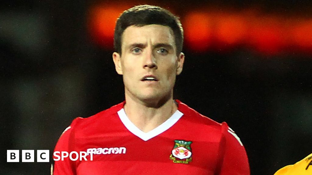 Bobby Grant: Wrexham sign midfielder from Fleetwood Town - BBC Sport