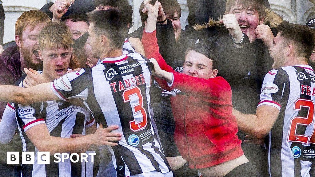 St Mirren 2-1 Livingston: Alex Greive 'answers' criticism as 10-man ...