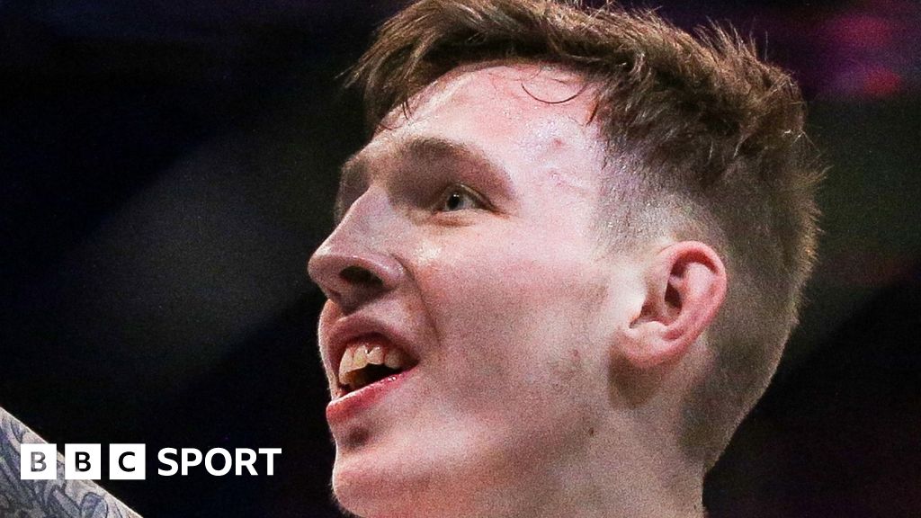 Rhys McKee makes winning Cage Warriors debut - BBC Sport