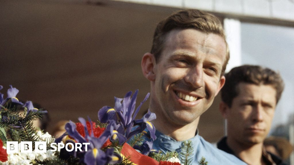Tony Brooks: Formula 1 pioneer dies aged 90 - BBC Sport