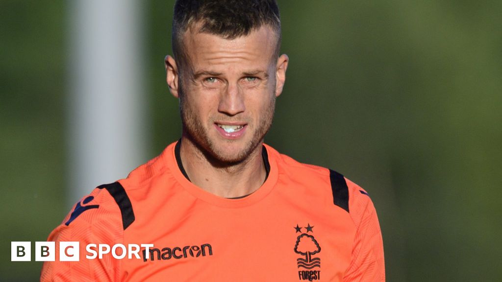 Luke Steele: Millwall sign Nottingham Forest goalkeeper on loan - BBC Sport