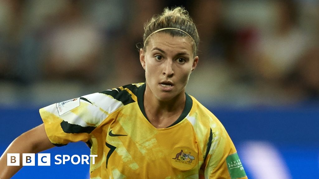 Steph Catley: Arsenal sign Australia international full-back - BBC Sport