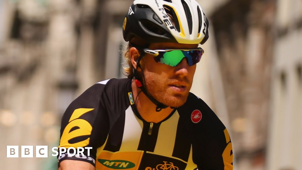 Tour Down Under: Tyler Farrar borrows spectator's bike - BBC Sport