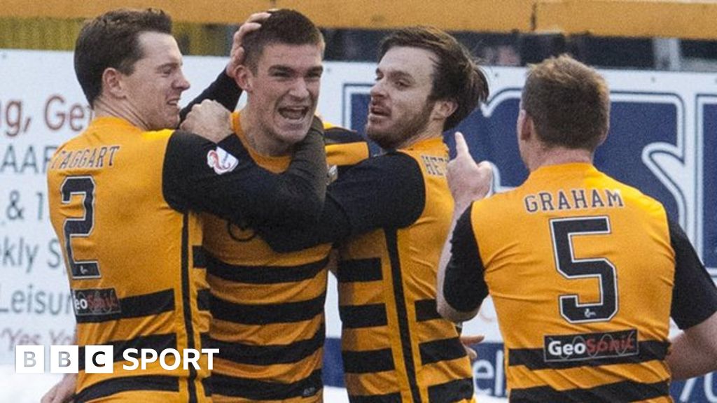 Alloa Athletic 1-1 Arbroath: Two red cards as Alloa score late - BBC Sport