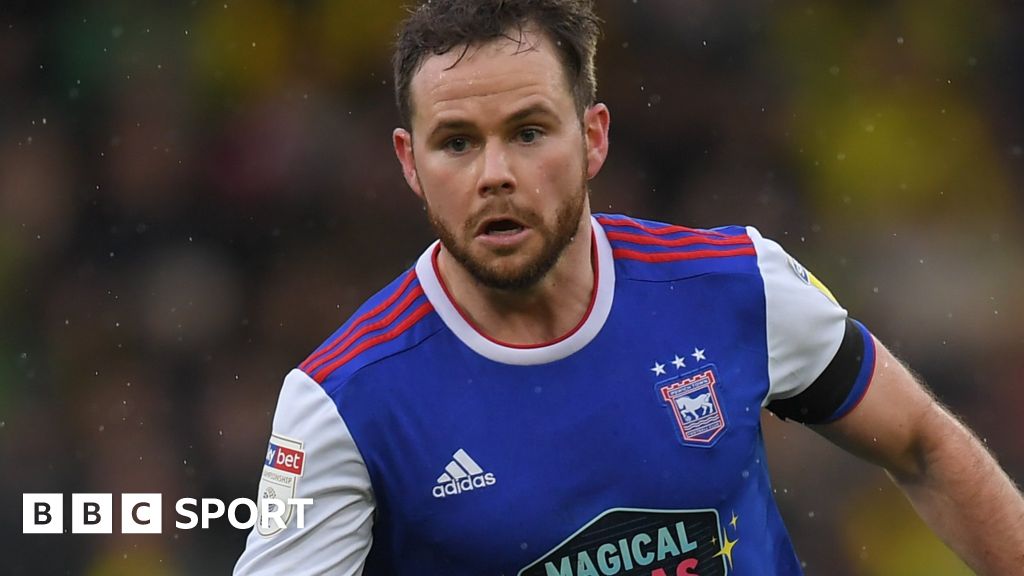 Alan Judge: Midfielder signs Ipswich Town contract until 2021 - BBC Sport