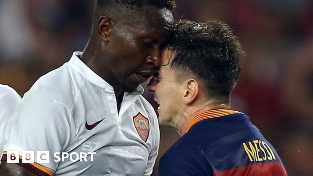 Lionel Messi 'headbutts' defender in Barcelona friendly win - BBC Sport