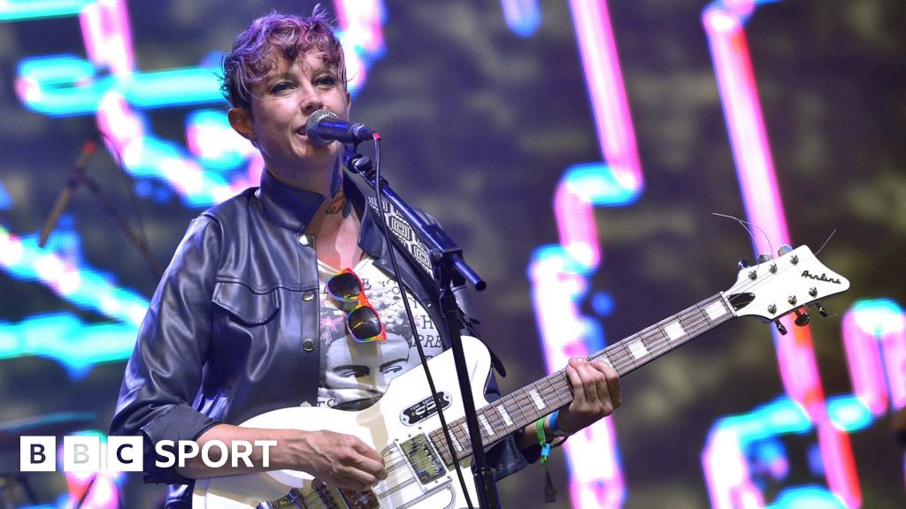 Premier League predictions: Lawro v singer and Everton fan Louisa Roach ...