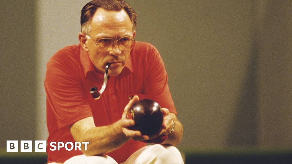 David Bryant: Winner of multiple world bowls titles dies aged 88 - BBC ...