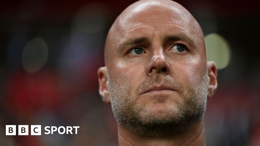 Robert Page: Wales manager receives FAW chief's backing - BBC Sport