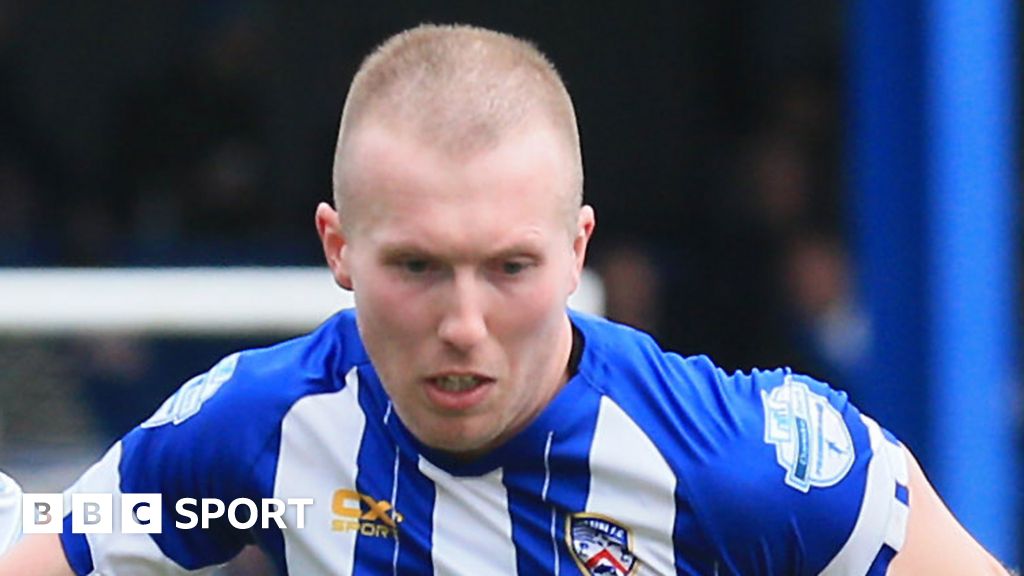 Stephen Dooley: Rochdale sign midfielder from Northern Irish side ...