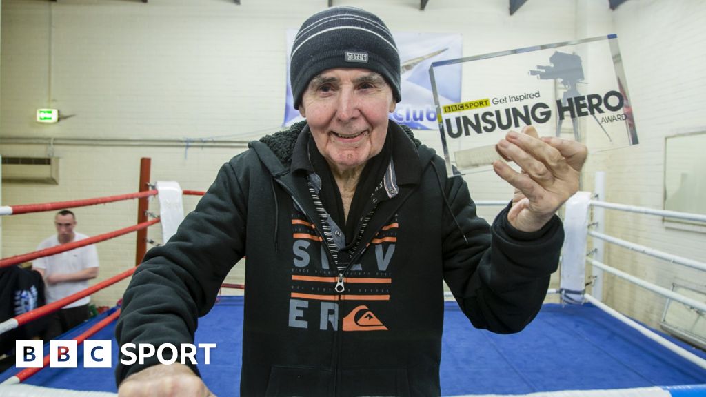 Unsung Hero: Barn boxing coach Rab Bannan wins Scottish title - BBC Sport