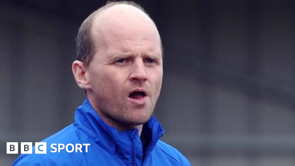 Warrenpoint's Barry Gray named manager of month - BBC Sport
