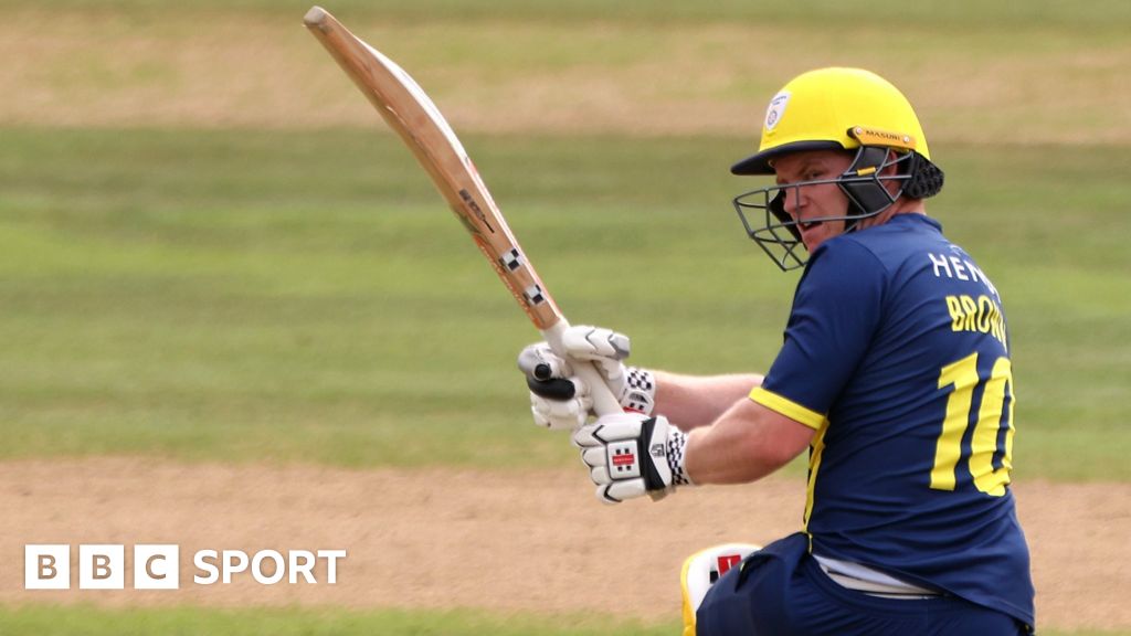 Ben Brown: Hampshire wicketkeeper-batter signs new contract - BBC Sport