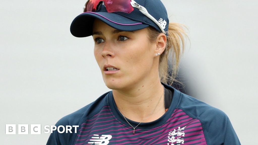 Alex Hartley: England left-arm spinner loses central contract - BBC Sport