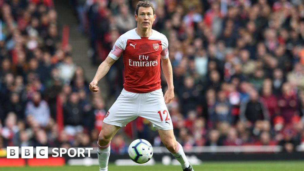 Former Arsenal defender Stephan Lichtsteiner joins Augsburg - BBC Sport