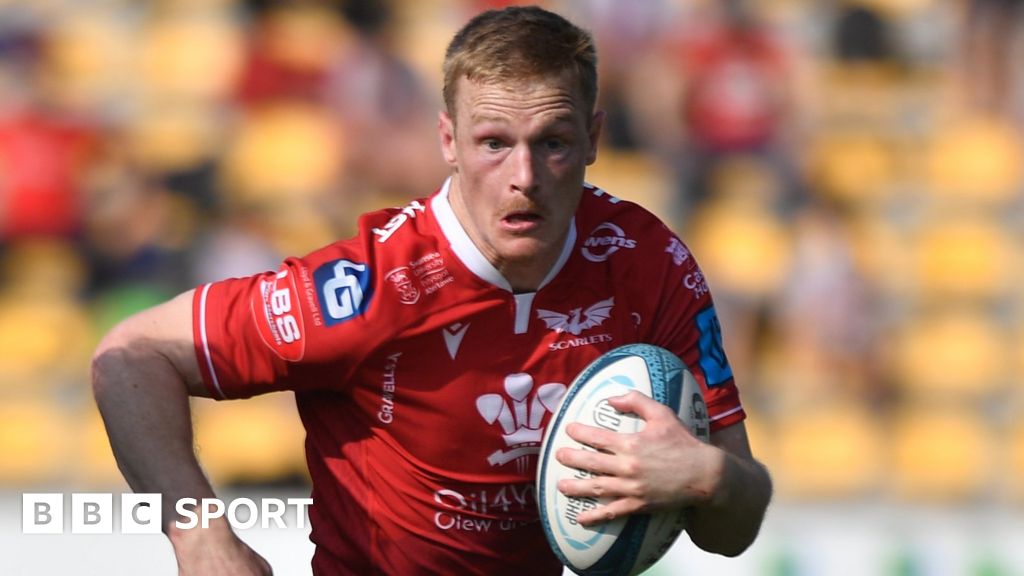 Johnny McNicholl: Wales international signs fresh Scarlets deal - BBC Sport