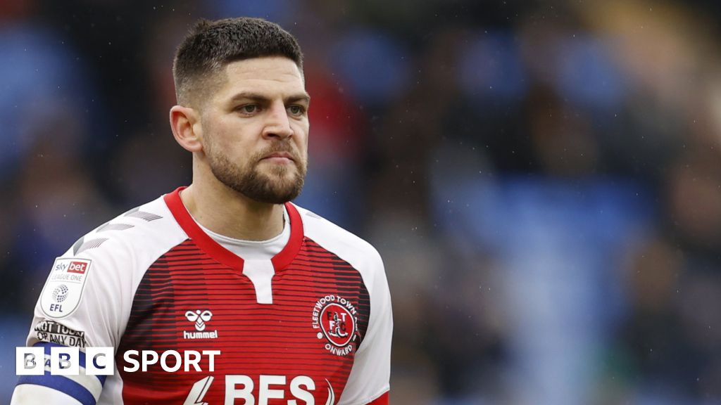 Danny Andrew: Fleetwood Town defender signs new two-year deal - BBC Sport