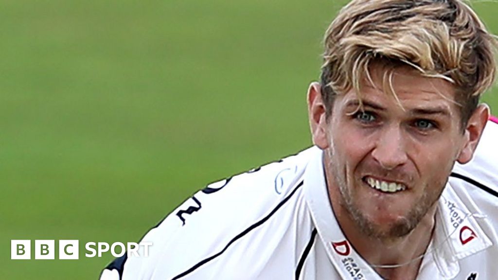 Alex Thomson: Derbyshire sign Warwickshire all-rounder on loan - BBC Sport