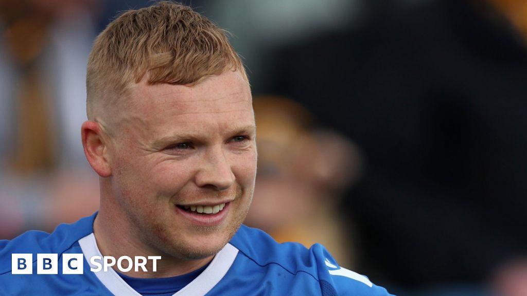 Wrexham: Midfielder Elliott Durrell returns to Racecourse - BBC Sport