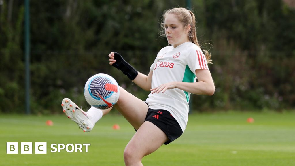 Emma Watson: Scotland and Man Utd midfielder ruptures ACL - BBC Sport