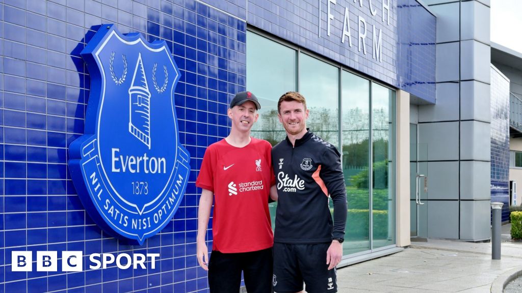 'Inspirational' Everton fan puts rivalry aside for Liverpool supporting ...