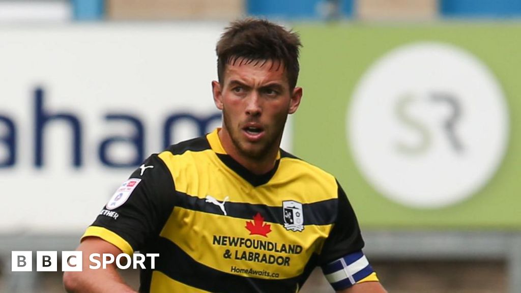 Barrow: Captain Niall Canavan agrees deal until summer 2026 - BBC Sport